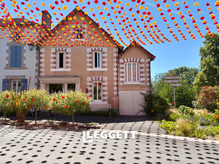 Abjat-sur-Bandiat : Maison 8 pièces à vendre