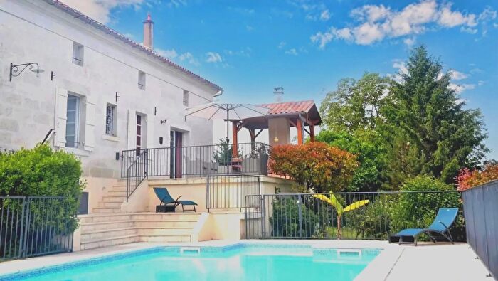 Maison à vendre - Aubeterre-sur-Dronne - 10 pièces - 4 chambres