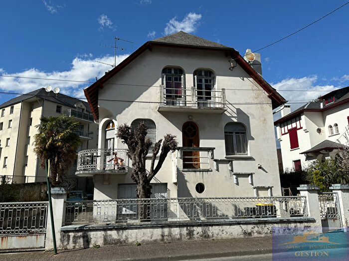 Maison à vendre - Lourdes, Centre-ville, Place Peyramale, Gare - 7 pièces - 6 chambres