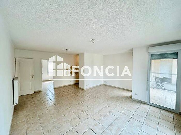 Appartement à louer - Les Genêts-Le Vinatier-Le Lessivas, Bron - 3 pièces - 2 chambres