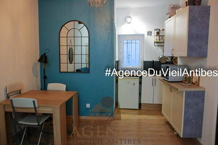 Appartement à louer - Vieille Ville, Antibes - 1 pièce
