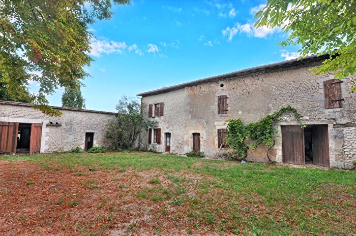 Maison 4 pièces à Saint-Séverin, à vendre