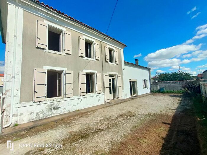 Maison 8 pièces à vendre à Saint-Saturnin-du-Bois