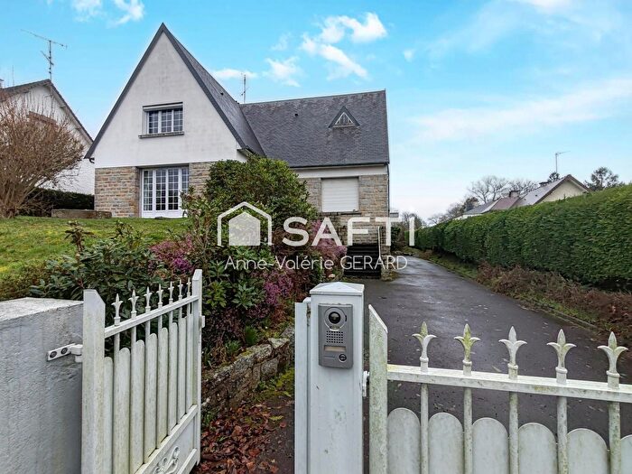 Maison à vendre - Saint-Hilaire-du-Harcouët - 6 pièces - 5 chambres