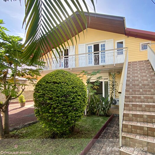 Maison à vendre - Le Tampon, Centre-ville - 12 pièces - 7 chambres