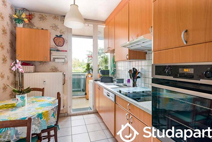 Appartement à louer - Les Genêts-Le Vinatier-Le Lessivas, Bron - 1 pièce - 2 chambres