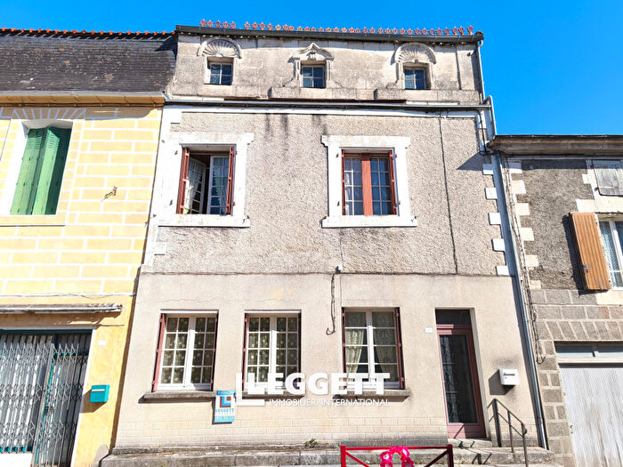 Maison à vendre - La Rochebeaucourt-et-Argentine - 6 pièces - 4 chambres