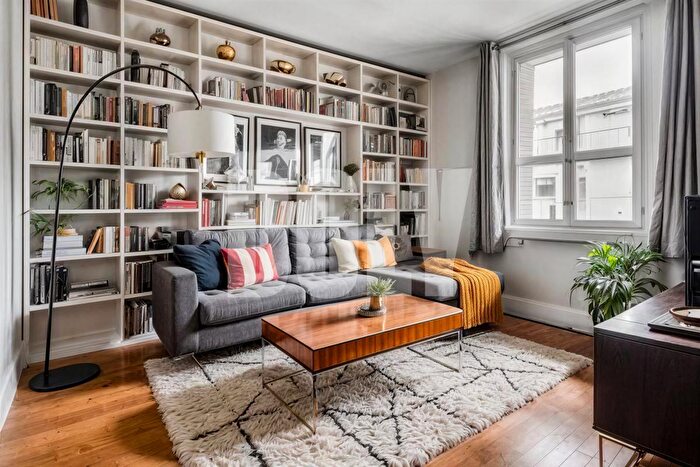 Appartement à vendre - Paris e , Montmartre, Sacré Coeur, Abbesses - 3 pièces - 1 chambre