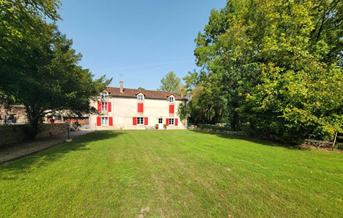 Maison à vendre - Lussac-les-Châteaux - 11 pièces - 6 chambres