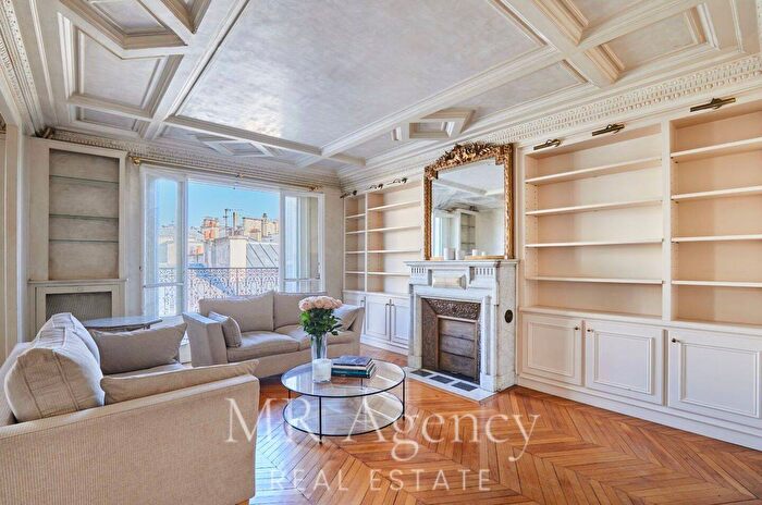 Appartement à louer - Chaillot, Paris ème arrondissement - 5 pièces - 3 chambres