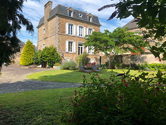 Maison à vendre - Saint-Hilaire-du-Harcouët - 8 pièces - 6 chambres