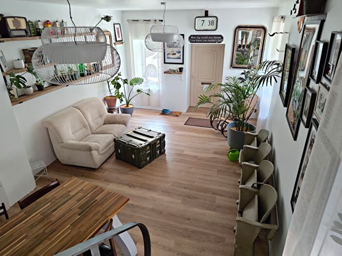 Saint-Denis-de-Gastines : Maison 3 pièces à vendre
