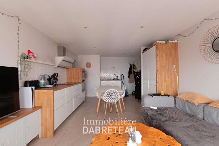 La Pagère-Bron Église-Le Terraillon-Saint Jean : Appartement 4 pièces à louer