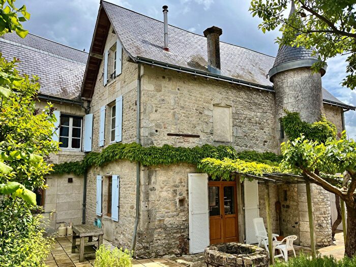 Charroux : Maison 9 pièces à vendre