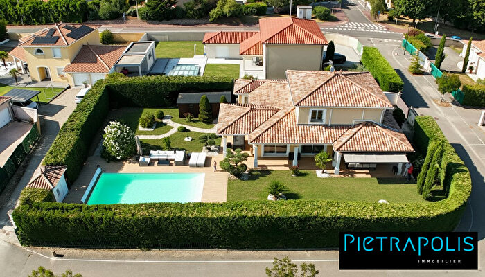 Maison 7 pièces à Saint-Bonnet-de-Mure, à vendre