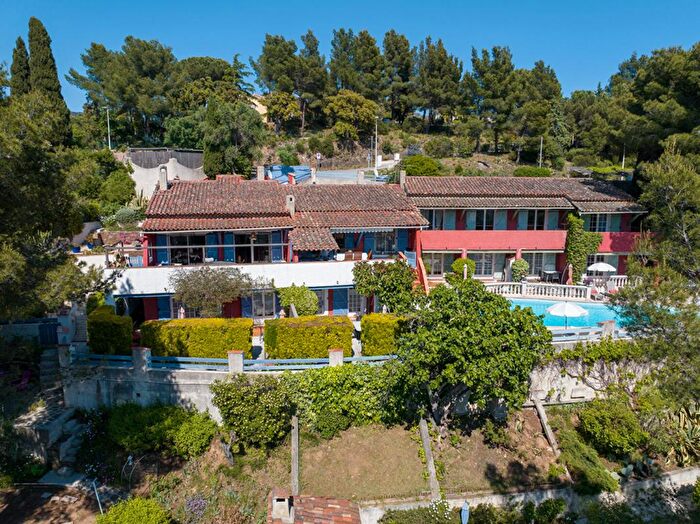 Maison à vendre - Bormes-les-Mimosas, La Favière, Le Gau, Cap-Bénet, Cabasson, Plages - 16 pièces - 8 chambres