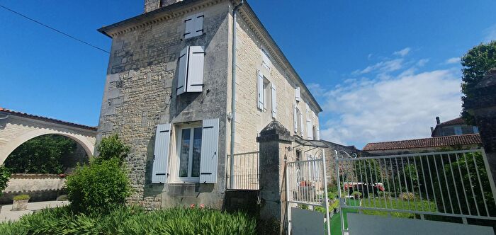 Maison à vendre - Hiersac - 8 pièces - 4 chambres