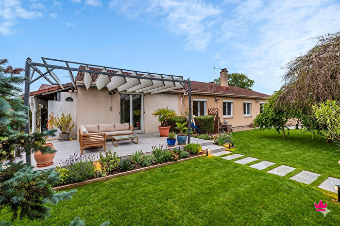 Maison à vendre - Meyzieu, Nord Est - 6 pièces - 5 chambres