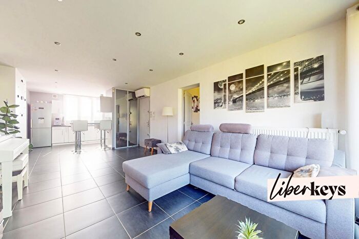 Bron, Bron Piscine, Le Lessivas : Appartement 3 pièces à vendre