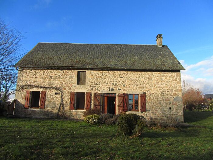 Maison à louer - Saint-Julien-près-Bort - 4 pièces - 3 chambres