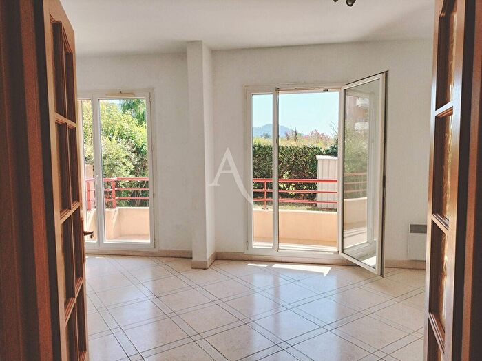 Appartement à louer - Centre Ville, Carqueiranne - 4 pièces - 3 chambres