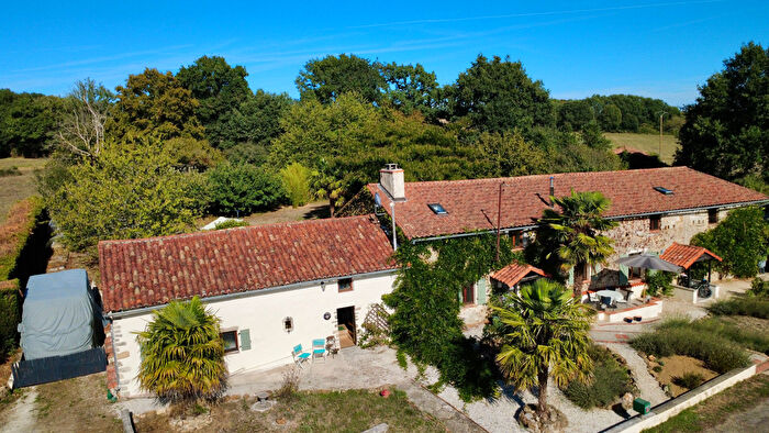 Maison 8 pièces à Alloue, à vendre