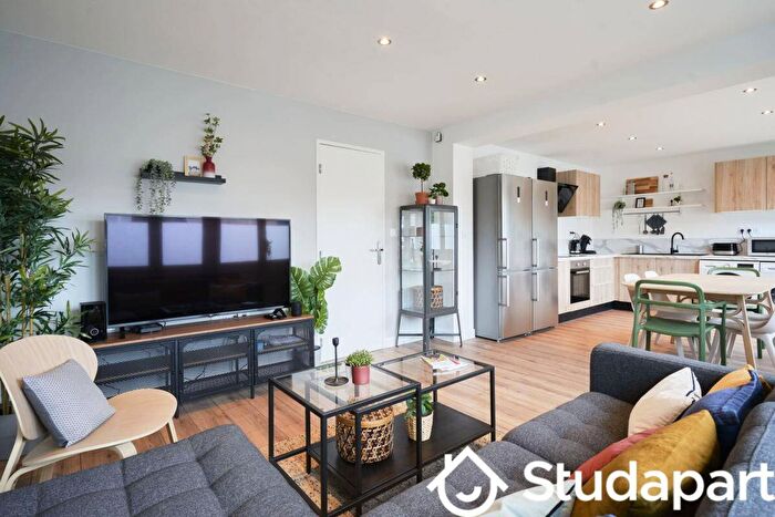 Appartement à louer - Pompidou-Nouvelle Madeleine, La Madeleine - 1 pièce - 2 chambres