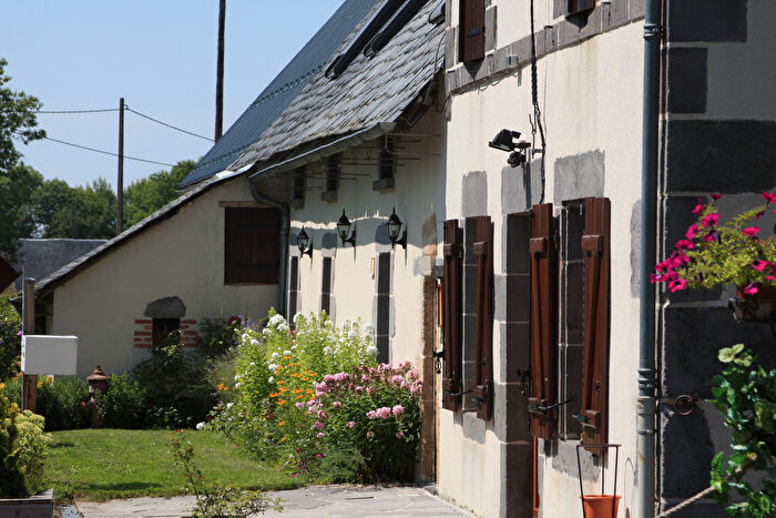 Maison à vendre - Saint-Sauves-dAuvergne - 14 pièces - 6 chambres