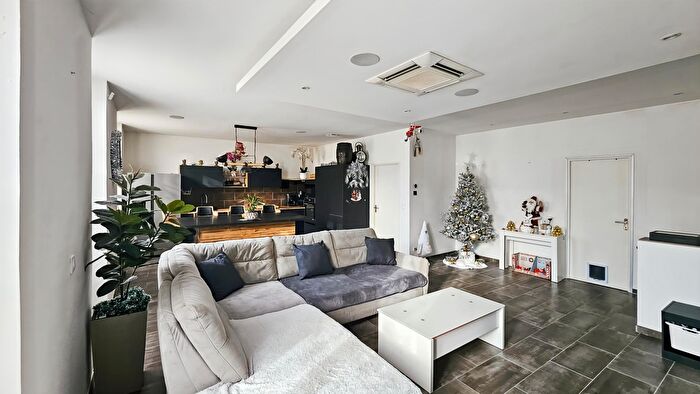 Appartement à vendre - Pertuis, Centre-ville, Fours à Chaux, Claret - 4 pièces - 3 chambres