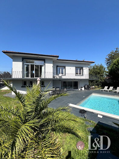 Maison à vendre - Pessac, Bourg - 8 pièces - 6 chambres