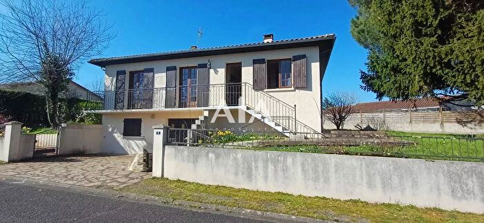 Maison à vendre - Ruffec - 5 pièces - 3 chambres
