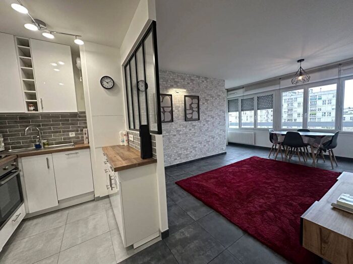 Appartement à louer - Buttes Chaumont, Paris ème arrondissement - 2 pièces - 1 chambre