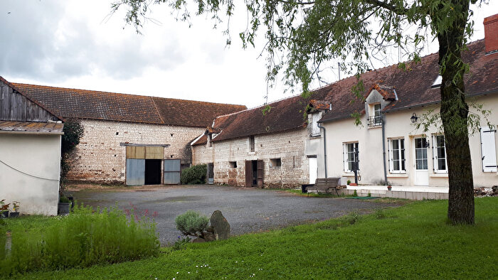 Maison à vendre - Dangé-Saint-Romain - 10 pièces - 8 chambres