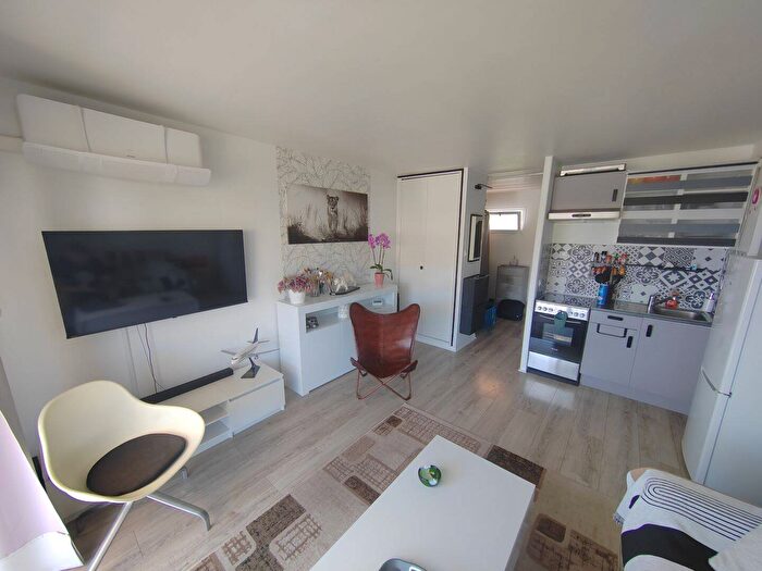 Est, La Ciotat : Appartement 1 pièce à louer