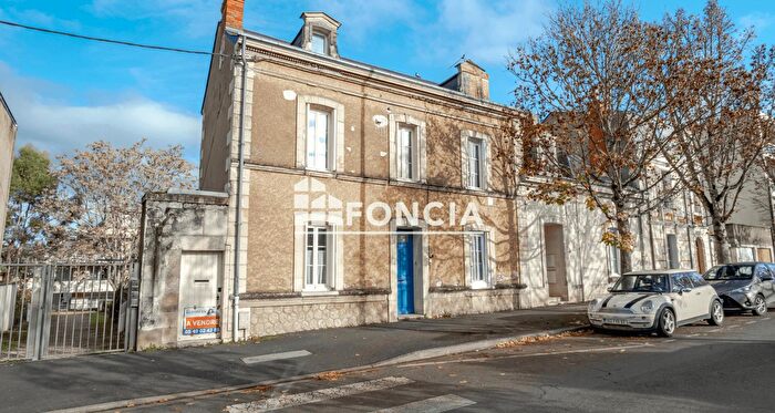 Maison à vendre - Châtellerault, Centre-ville - 5 pièces - 4 chambres