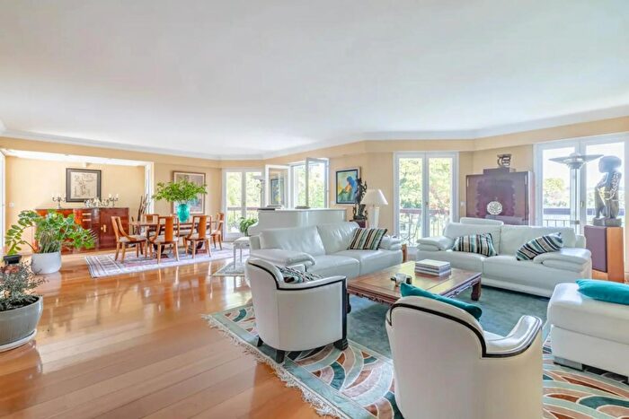 Appartement à vendre - Enghien-les-Bains - 6 pièces - 3 chambres