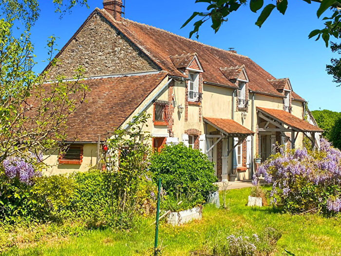 Saint-Hilaire-les-Andrésis : Maison 8 pièces à vendre