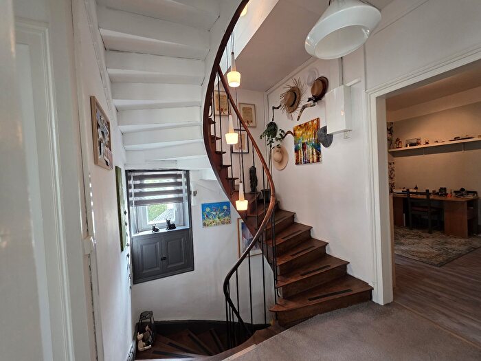 Maison à vendre - Tournon-Saint-Martin - 7 pièces - 5 chambres