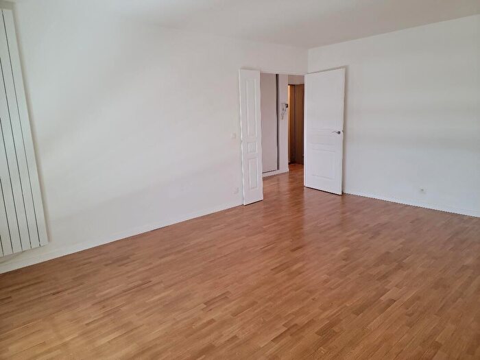 Appartement à louer - Courbevoie, Marceau République - 3 pièces - 2 chambres