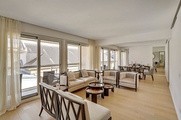 Appartement à louer - Gros Caillou, Paris ème arrondissement - 8 pièces - 4 chambres