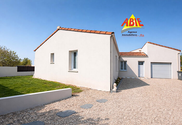 Maison à vendre - Vouillé - 4 pièces - 3 chambres