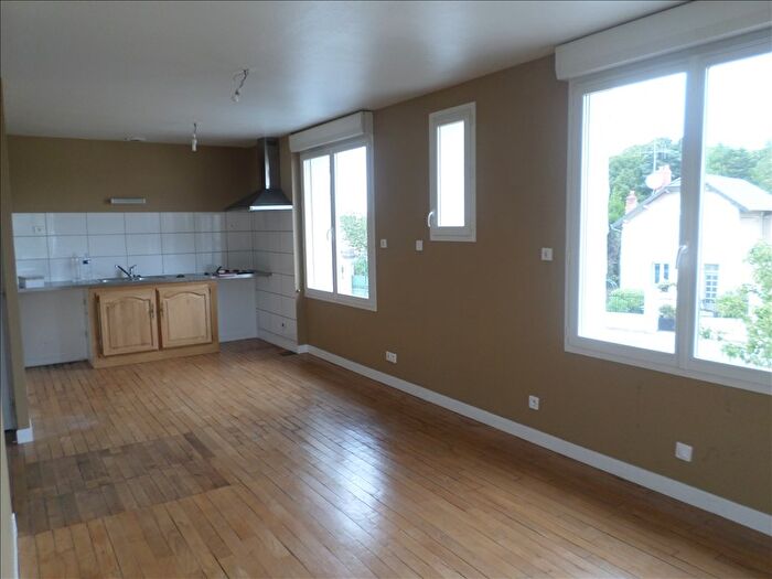 Maison à louer - Lussac-les-Châteaux - 4 pièces - 3 chambres