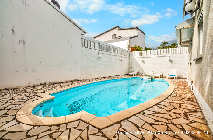 Maison à vendre - Saint-Pierre, Basse Terre les Bas, Basse Terre les Hauts, Les Casernes - 7 pièces - 6 chambres