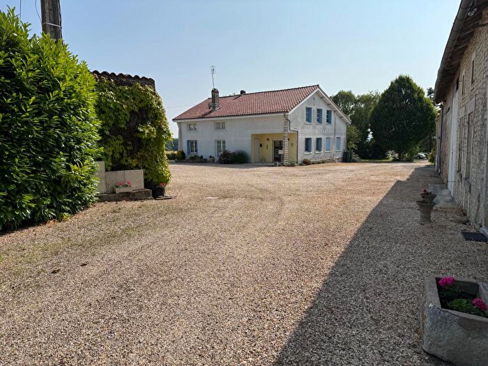 Maison à vendre - Berneuil - 9 pièces - 8 chambres