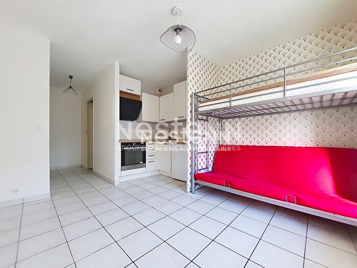 Appartement 1 pièce à louer à Saint-Cyr-l'École, Hôtel de ville