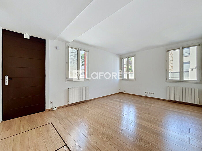 Appartement 2 pièces à Bourg-la-Reine, République, à louer