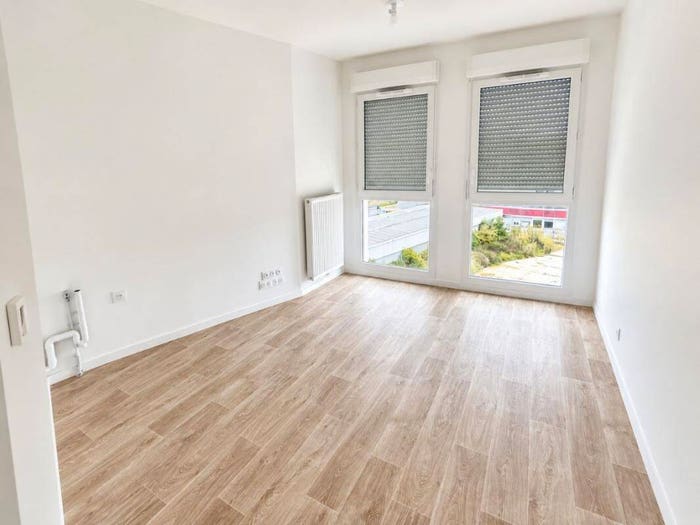 Zone Industrielle Quatre Pavillons-La Gardette, Lormont : Appartement 1 pièce à louer