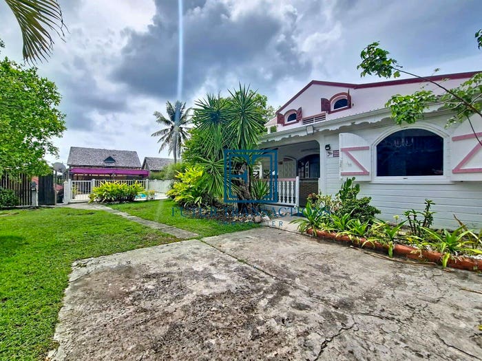 Maison 5 pièces à Sainte-Anne, à louer