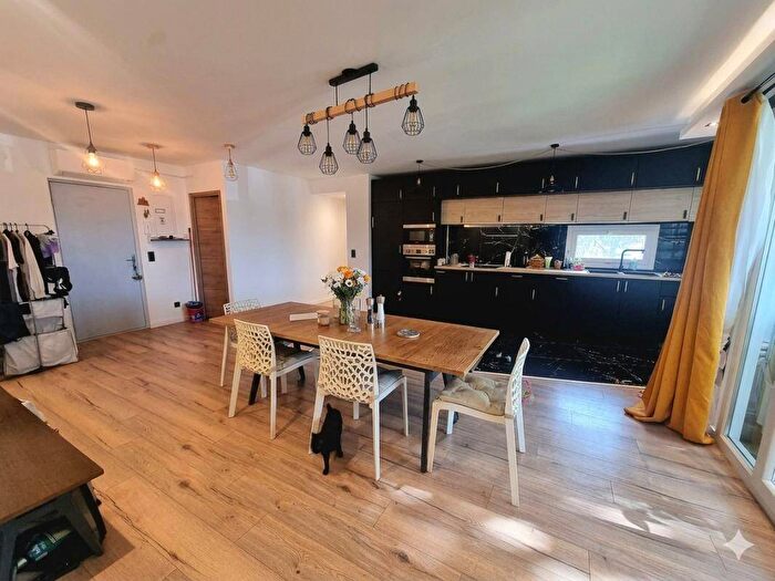 Appartement à louer - Vaugines-Les Faisses-Peyrard, Draguignan - 3 pièces - 2 chambres