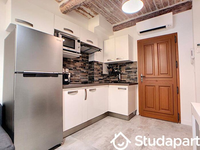 Appartement à louer - Vieille Ville, Antibes - 1 pièce